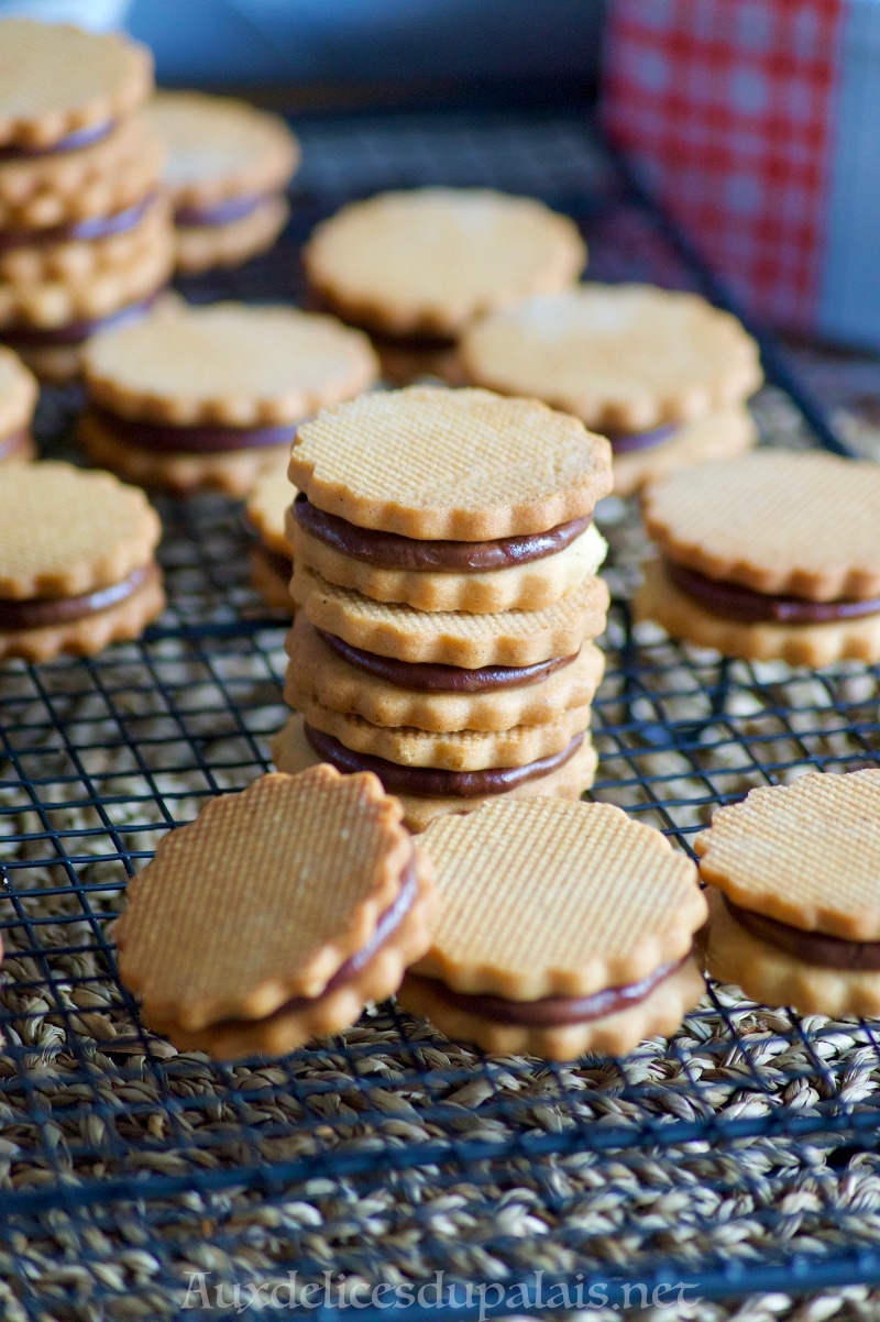 Biscuits sablés fourrés au chocolat noisettes · Aux délices du palais