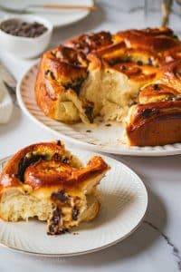 Chinois brioche à la crème pâtissière et pépites de chocolat · Aux ...